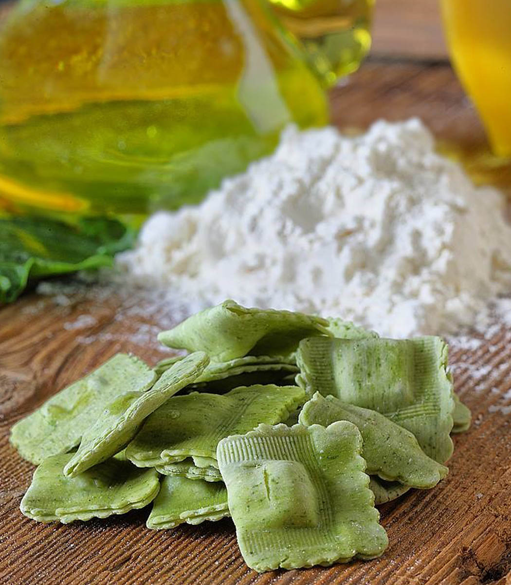 Ραβιόλι σπανάκι γεμιστό με ανθότυρο Κρήτης & σκληρά τυριά - ΤΑ ...